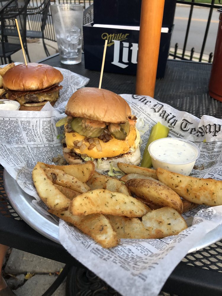 SKIPPY’S BURGER BAR - 22 Photos & 34 Reviews - 113 Green Bay Rd ...