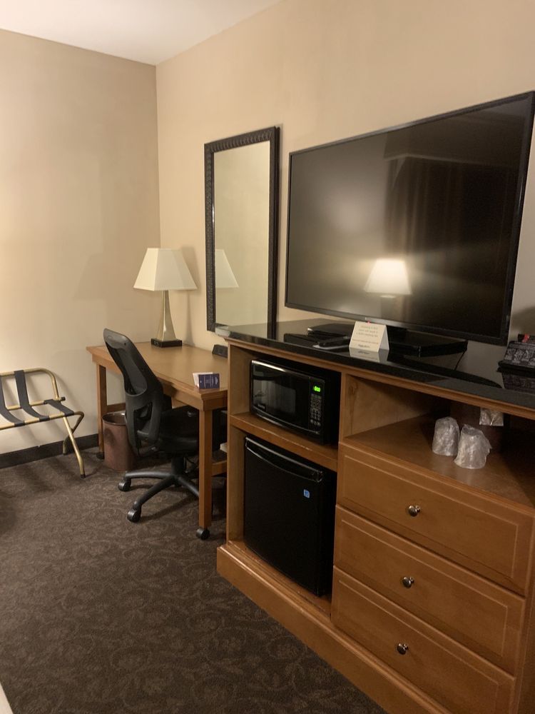 DRURY PLAZA HOTEL BROADVIEW WICHITA - Updated March 2024 - 135 Photos ...