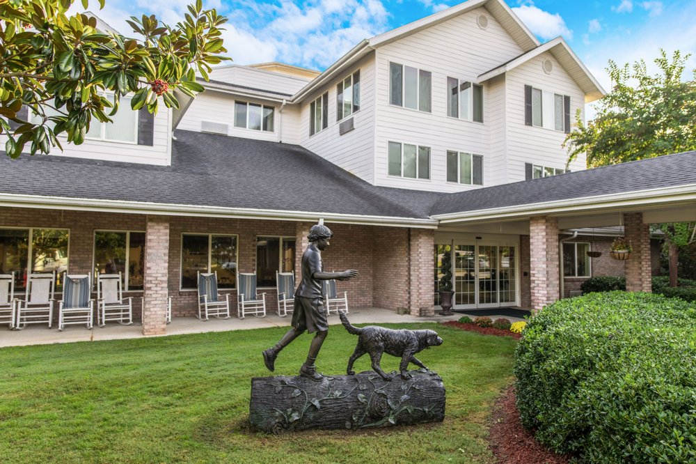 HOLIDAY PINECREST - Updated March 2025 - 11 Photos - 915 29th Ave NE ...