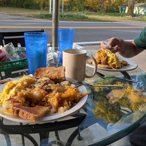 PUB 400 - Updated June 2024 - 400 N Stone St, Fremont, Ohio - Breakfast ...