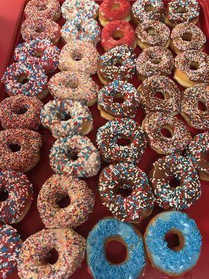 DONUT PALACE - Updated July 2025 - 17 Photos - 1863 Hwy 65 S, Clinton ...
