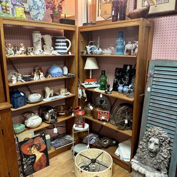 LIGHTFOOT ANTIQUE MALL & COUNTRY GENERAL STORE - Updated October 2025 ...