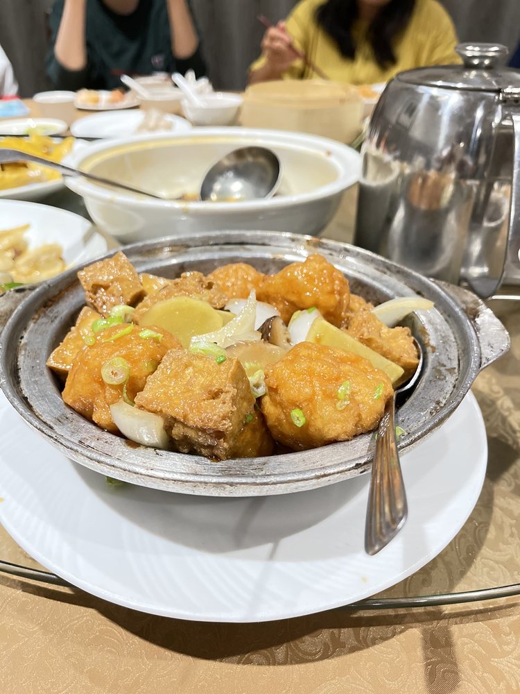 EDGEMONT PALACE - 12 Photos - 45 Edenwold Dr NW, Calgary, Alberta ...