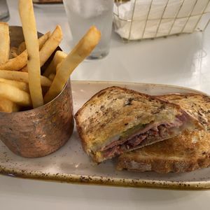 D’ LUA ON THE RIVER - Updated May 2025 - 1201 E River Dr, Davenport ...