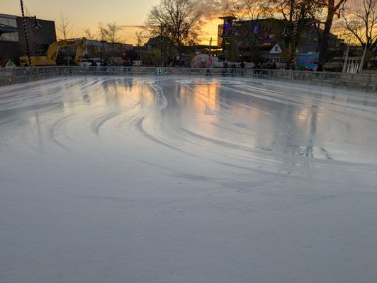 THE RINK AT LAWRENCE PLAZA - Updated December 2024 - 214 NE A St ...