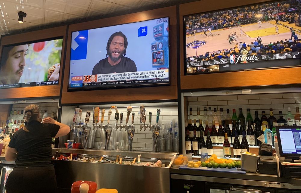 GUY’S HIGHBALL LOUNGE - 35 Photos & 32 Reviews - 2627 N Hollywood Way ...