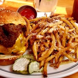 LINCOLN TAVERN AND RESTAURANT - Updated July 2024 - 1204 Photos & 1129 ...