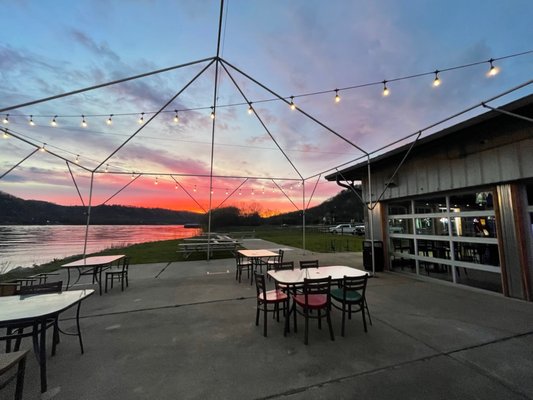 DREW’S ON THE RIVER - Updated November 2025 - 21 Photos - 4333 River Rd ...