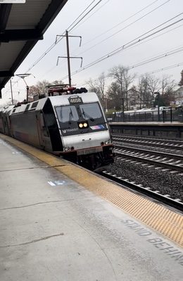 NJ TRANSIT METROPARK TRAIN STATION - Updated May 2025 - 95 Photos & 61 ...