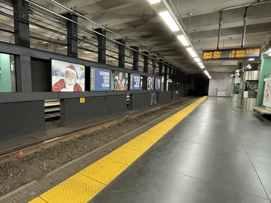 KENMORE MBTA STATION - GREEN LINE - Updated December 2025 - 23 Photos ...