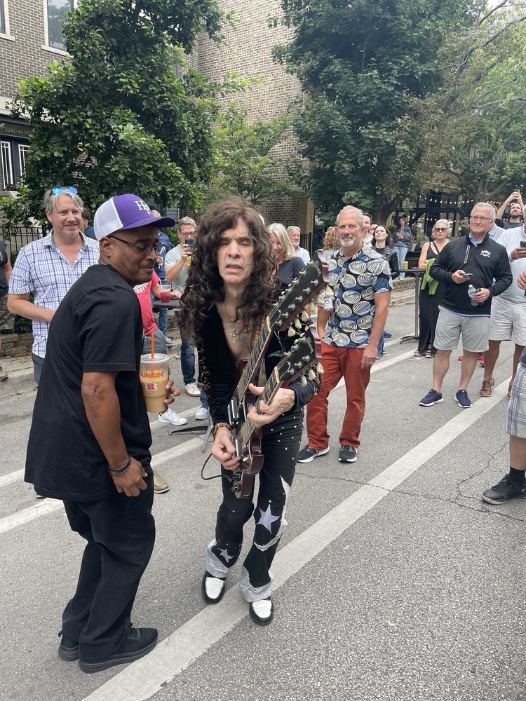 RETRO ON ROSCOE - Updated August 2025 - 21 Photos & 26 Reviews - 2000 W ...