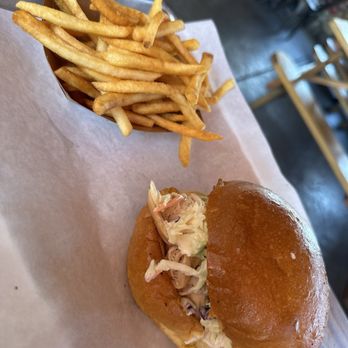 FIREHOUSE QUE & BREW - Updated December 2025 - 374 Photos & 610 Reviews ...