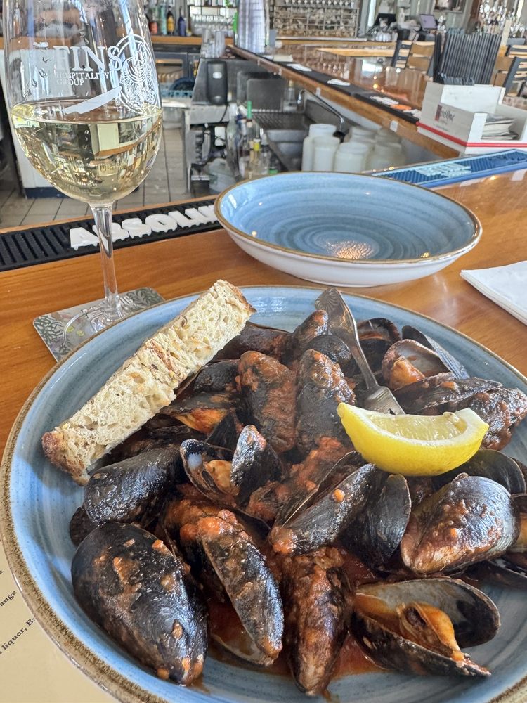 FINS ALE HOUSE & RAW BAR - WEST FENWICK - Updated October 2025 - 53 ...