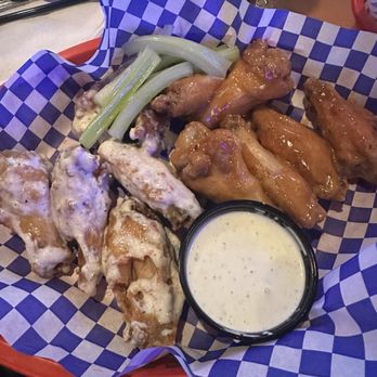 BLUE MOOSE BURGERS & WINGS - Updated September 2024 - 678 Photos & 1125 ...
