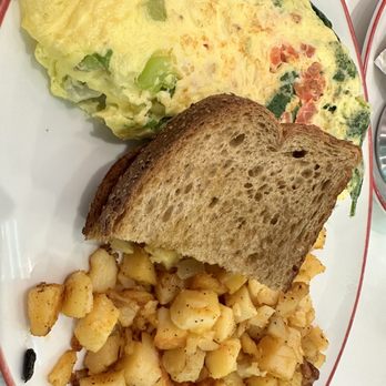 STRAT CAFÉ - Updated July 2024 - 412 Photos & 272 Reviews - 2000 Las ...