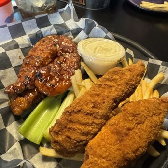 DUFF’S FAMOUS WINGS - Updated December 2025 - 196 Photos & 257 Reviews ...