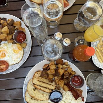 THE MAPLE LEAF - Updated December 2024 - 605 Photos & 410 Reviews - 137 ...