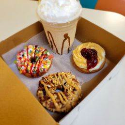 DESERT DONUTS - Updated October 2025 - 455 Photos & 495 Reviews - 3134 ...