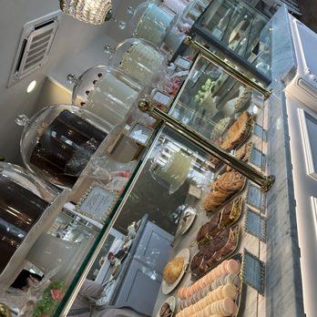 THE CAKE BAKE SHOP BY GWENDOLYN ROGERS-BROAD RIPPLE VILLAGE - Updated ...