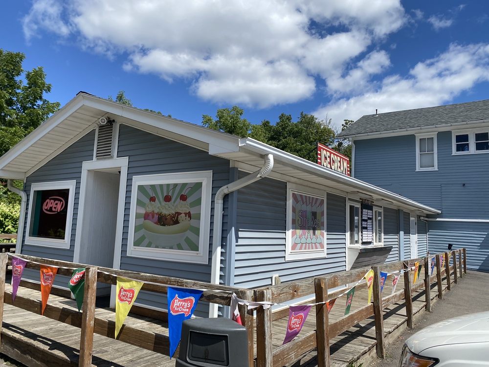 CROSSROADS CORNER STORE N DELI - Updated December 2025 - 23 Photos ...