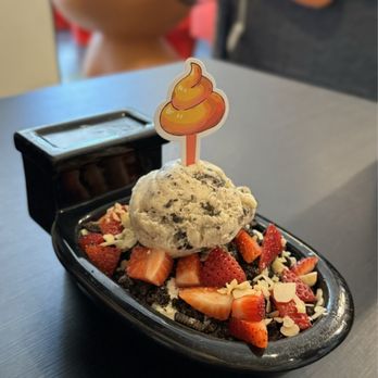 POOP CAFE - Updated October 2025 - 998 Photos & 303 Reviews - 680 Bloor ...