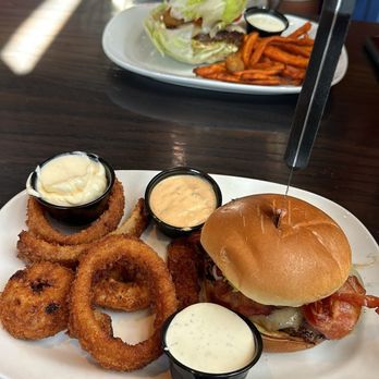 RED ROBIN GOURMET BURGERS AND BREWS - Updated November 2024 - 340 ...