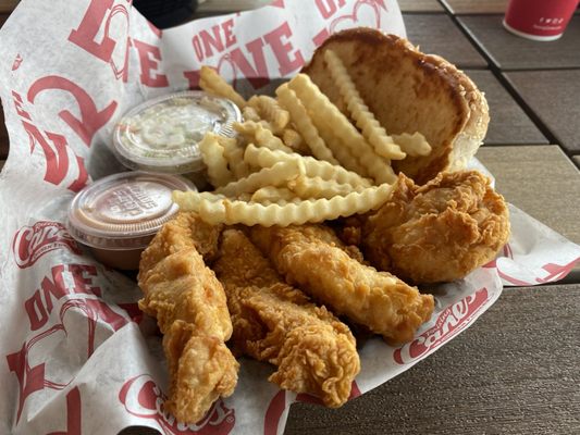 RAISING CANE’S CHICKEN FINGERS - Updated October 2025 - 14 Photos & 20 ...