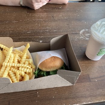 SHAKE SHACK - Updated March 2025 - 43 Photos & 28 Reviews - 6 Earhart ...
