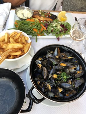 RESTAURANT LE QUÉBEC - 28 Photos & 40 Reviews - French - 43 Rue Masséna ...