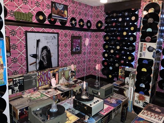 LA HÜTTE ROYAL - Updated December 2025 - 15 Photos - 1812 Rialto St ...