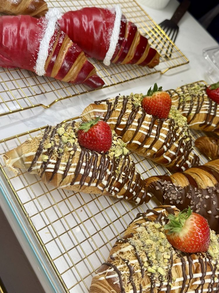 HAPPY CAKE BISTRO - Updated January 2026 - 12 Photos - 4730 Broadway ...