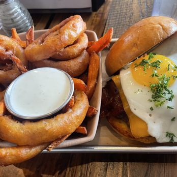 BURGER BENCH - Updated June 2025 - 137 Photos & 62 Reviews - 230 Main ...