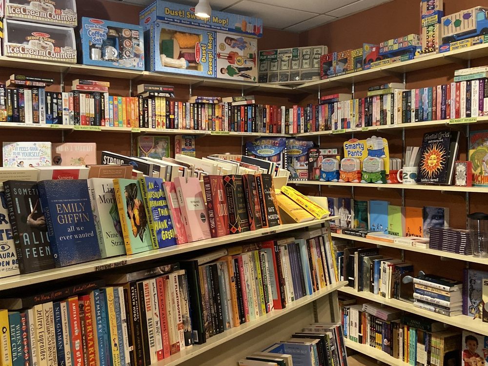 THE WINTHROP BOOK DEPOT & CAFE - 32 Photos & 23 Reviews - 11 Somerset ...