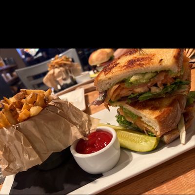 REVOLUTION TAPROOM & GRILL - Updated January 2025 - 248 Photos & 348 ...