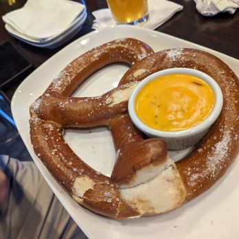 CARPOOL - Updated January 2026 - 65 Photos & 165 Reviews - 208 Elden St ...