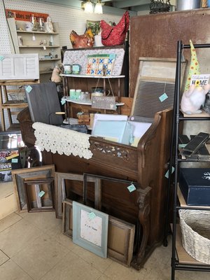 THE JUNK HOUSE FLEA MARKET - Updated September 2025 - 24 Photos - 115 W ...