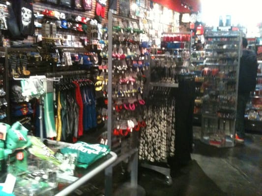 HOT TOPIC - Updated October 2025 - 16 Reviews - 2701 Ming Ave ...