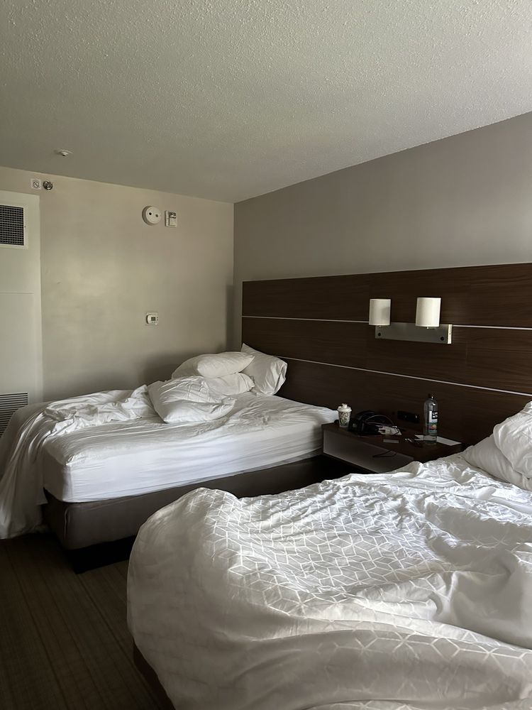 HOLIDAY INN EXPRESS & SUITES SPRINGFIELD - Updated October 2025 - 35 ...