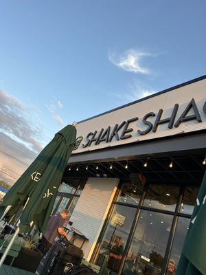 SHAKE SHACK - Updated September 2025 - 78 Photos & 29 Reviews - 911 ...