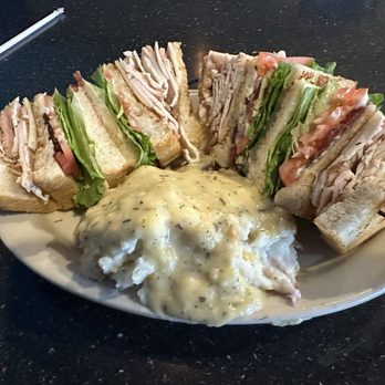 ROUNDABOUT DINER & LOUNGE - Updated December 2025 - 451 Photos & 698 ...