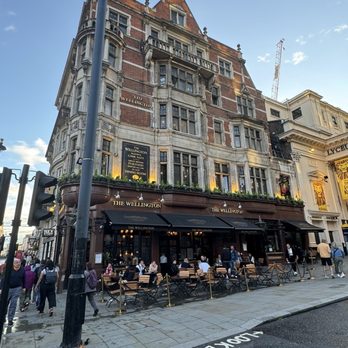 THE WELLINGTON - Updated December 2025 - 110 Photos & 83 Reviews - 351 ...