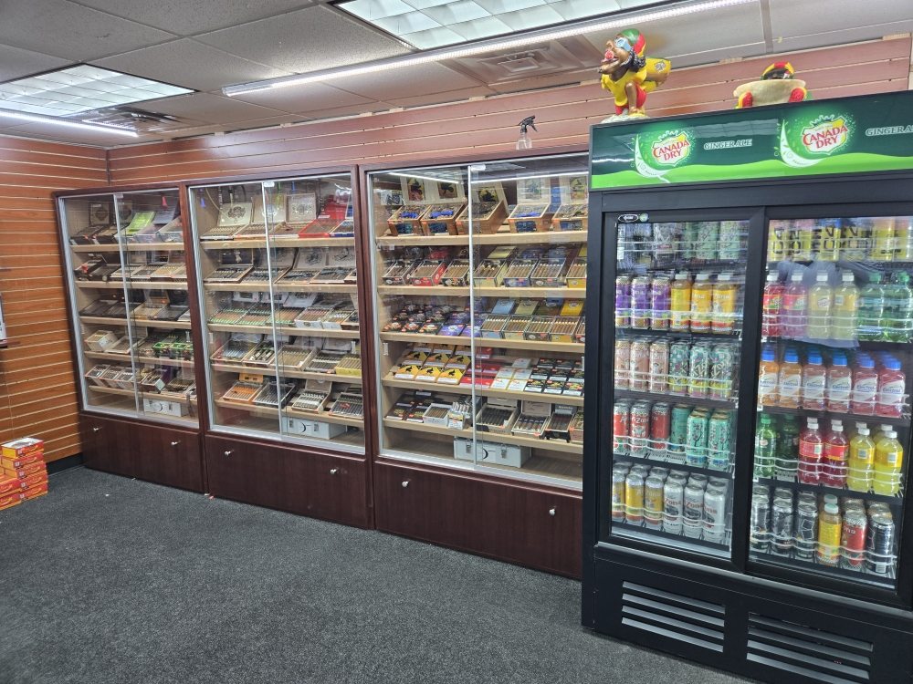 SMOKERS DEN - Updated November 2024 - 10 Photos - 615 West Black Horse ...