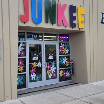 JUNKEE CLOTHING EXCHANGE - Updated March 2025 - 526 Photos & 395 ...