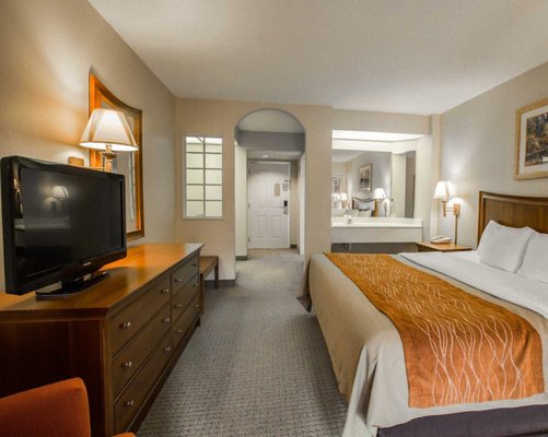 RODEWAY INN & SUITES ON THE RIVER - Updated August 2025 - 22 Photos ...
