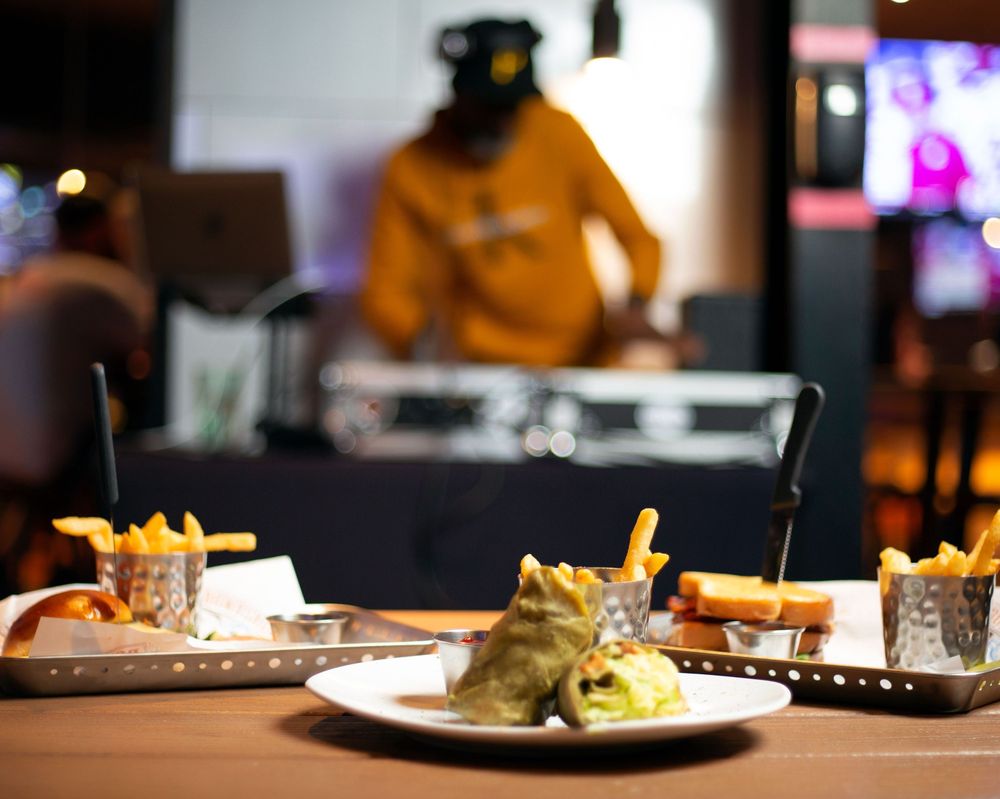 BOMBSHELLS RESTAURANT & BAR - Updated December 2025 - 113 Photos & 155 ...