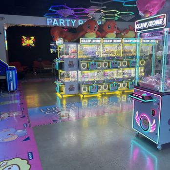 CLAW ZONE - Updated September 2025 - 19 Photos - 5629 Outer Lp ...