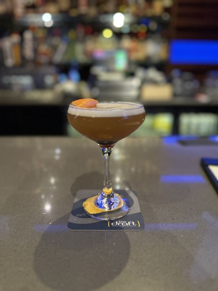 THE DRAFT SPORTS BAR & GRILL - Updated May 2024 - 98 Photos & 83 ...