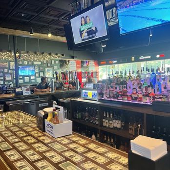 SCARY CANARY PUB - TOMBALL - Updated December 2025 - 13 Photos & 10 ...