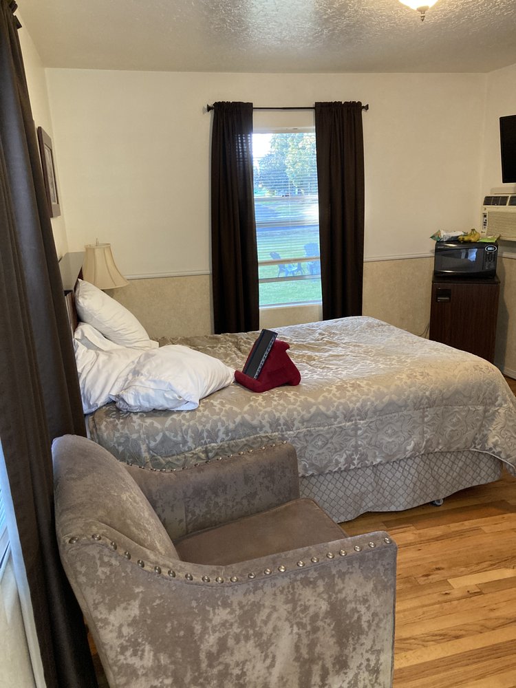 CASCADE MOTEL - Updated August 2025 - 10 Photos & 22 Reviews - 300 NW ...