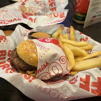 RED ROBIN GOURMET BURGERS AND BREWS - Updated December 2025 - 190 ...